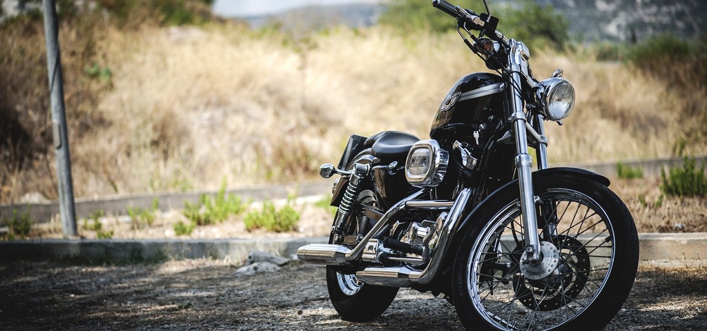 Deux-roues en ville : que choisir entre la moto et le scooter